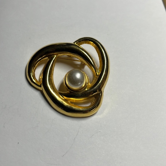 AAI | Jewelry | Aai Comes This Classic Gold Knot With Pearl Brooch ...